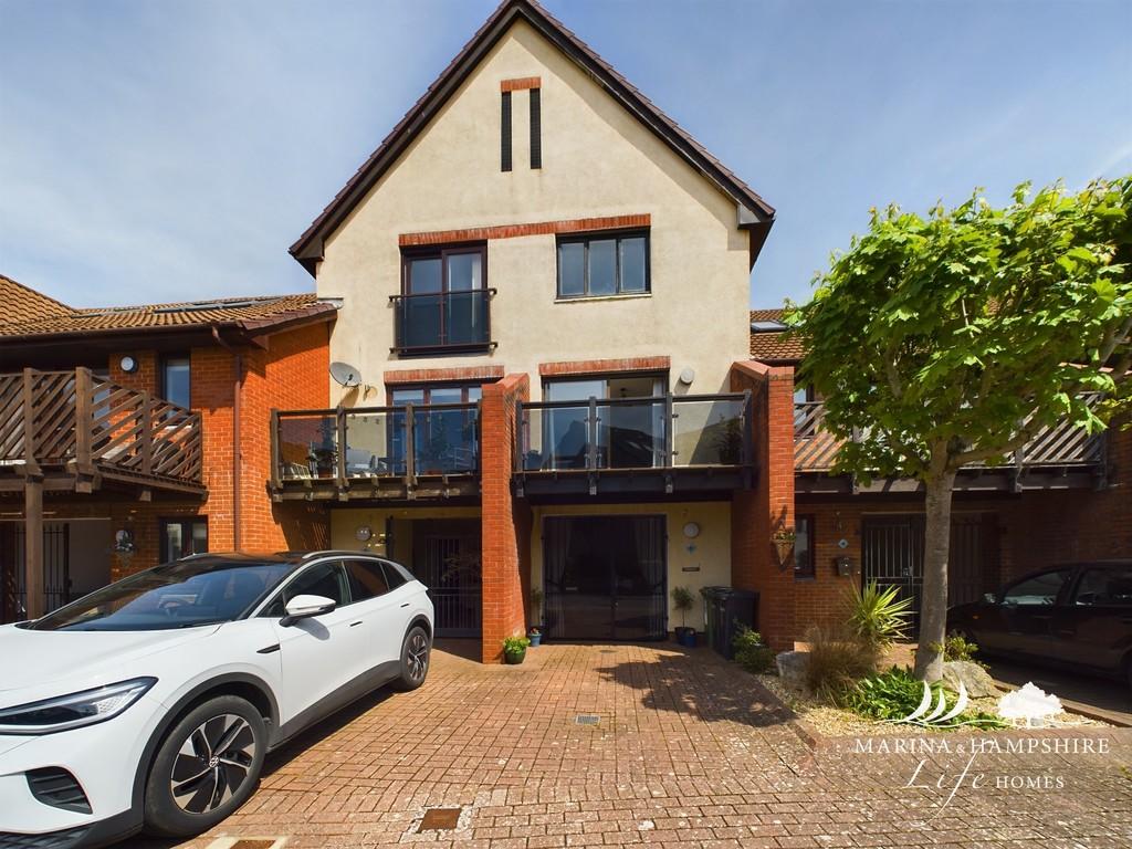 Newlyn Way, Portsmouth PO6 3 bed terraced house - £365,000