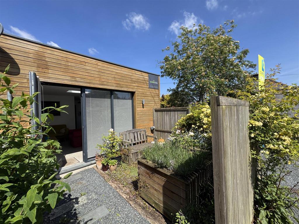Redannick Crescent, Truro 2 bed detached house for sale - £200,000