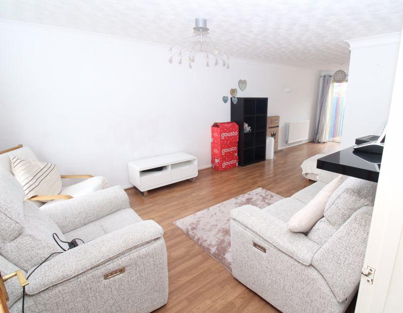 Pyms Close Bedford Mk44 3 Bed Terraced House £1 300 Pcm £300 Pw