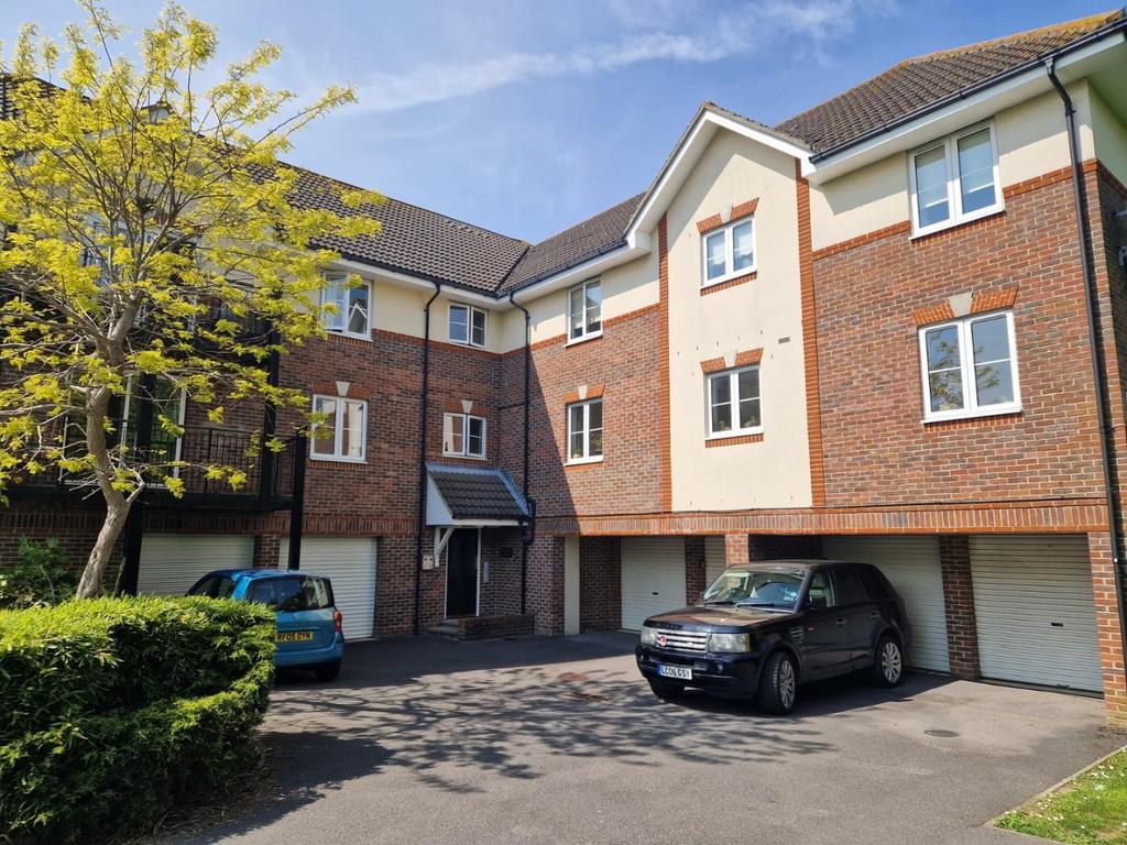 Station Road, Netley Abbey, Southampton 2 bed apartment - £210,000