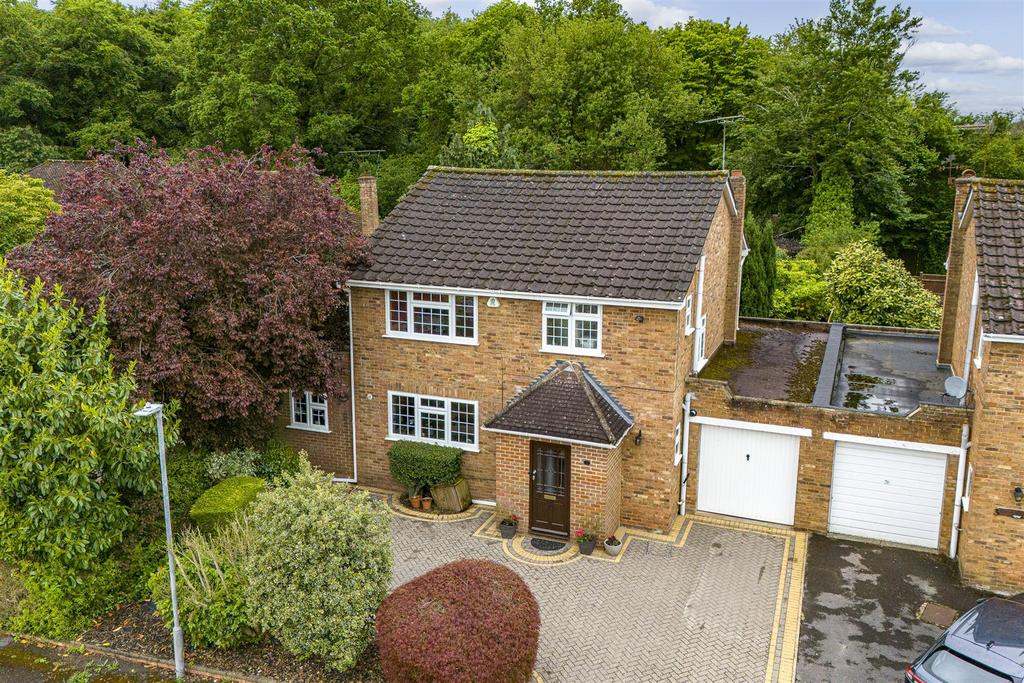 Merlewood Close, High Wycombe HP11 4 bed detached house - £760,000