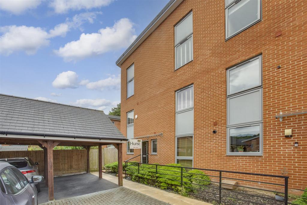 Jumelle Mews, High Wycombe HP13 4 bed semi-detached house - £585,000