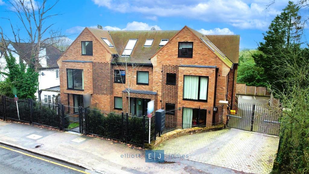 High Road, Loughton IG10 3 bed apartment to rent - £2,600 pcm (£600 pw)