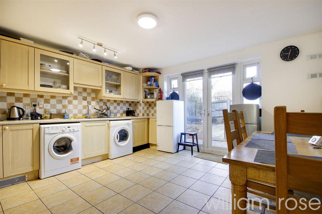 Roding Lane North, Woodford Green IG8 4 bed semi-detached house for ...