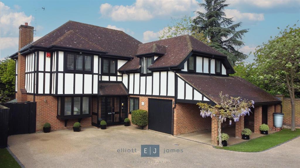 The Lindens, Loughton IG10 5 bed detached house for sale - £1,200,000