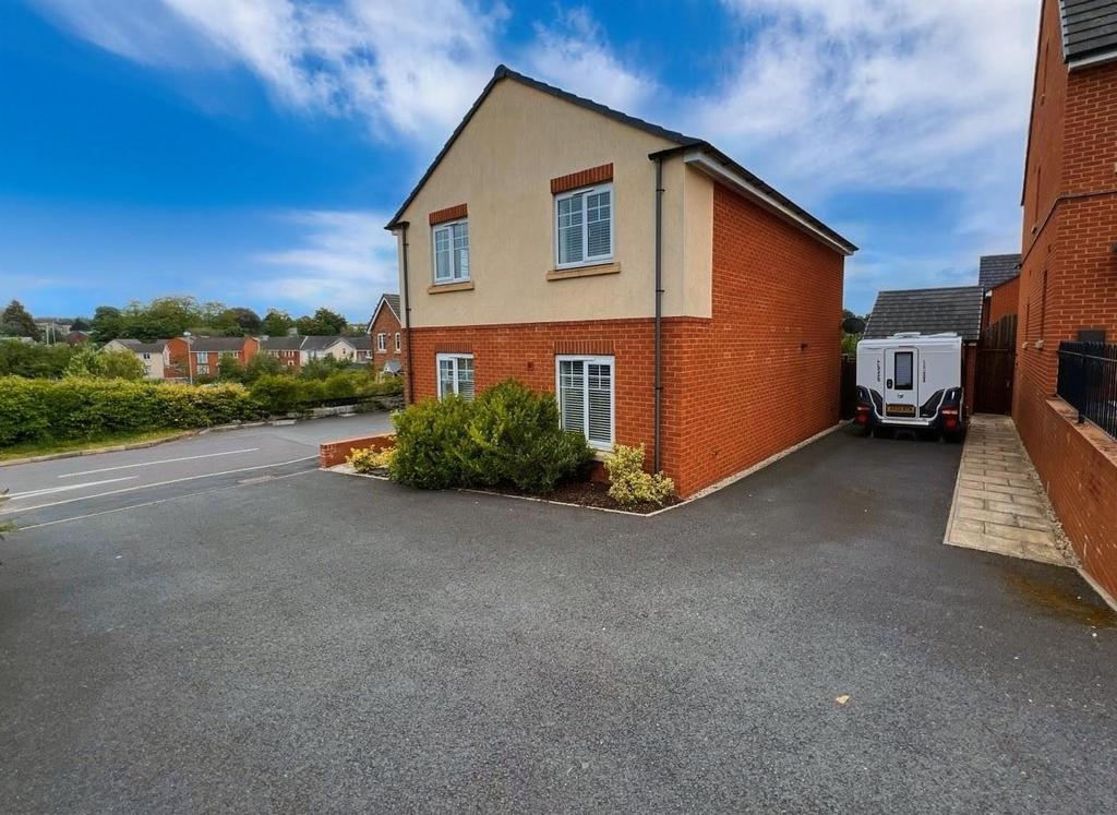Nash Gardens, Wollaston, DY7 6ED 4 bed detached house - £395,000