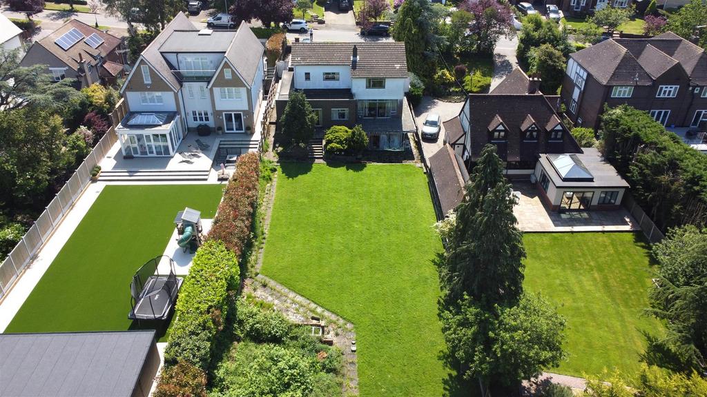 Eleven Acre Rise, Loughton IG10 4 bed detached house - £1,350,000