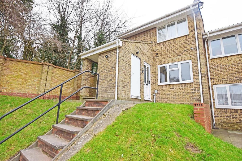 Goodall Close, Rainham 1 bed maisonette - £900 pcm (£208 pw)