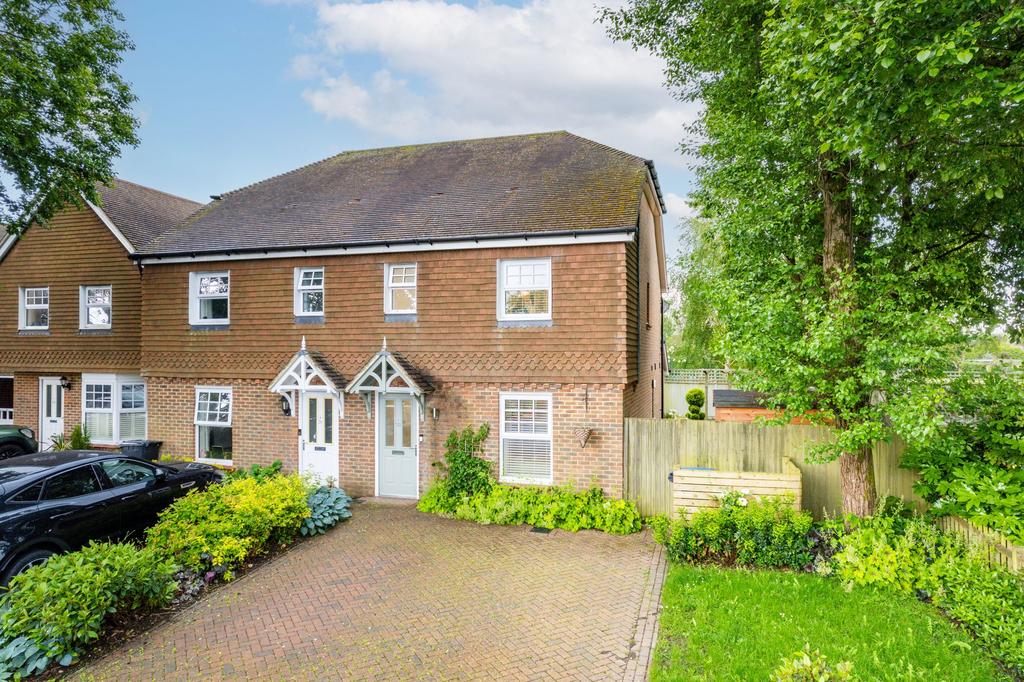 Hophurst Drive, Crawley Down, RH10 3 bed semi-detached house for sale ...