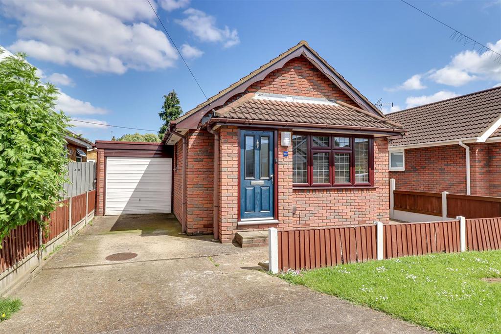 Thelma Avenue, Canvey Island SS8 1 bed detached bungalow - £280,000