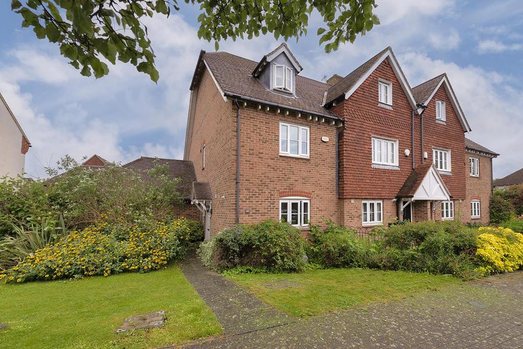 Beacon Avenue, Kings Hill, ME19 4FX 3 bed end of terrace house - £425,000