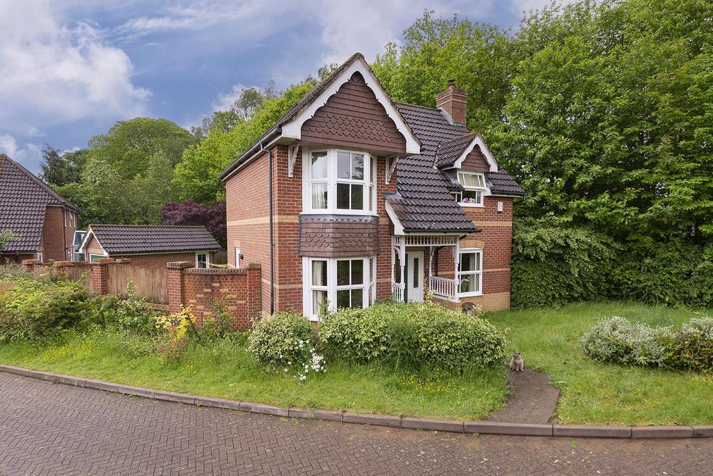 Mitchell Road, Kings Hill, ME19 4RF 3 bed detached house - £500,000