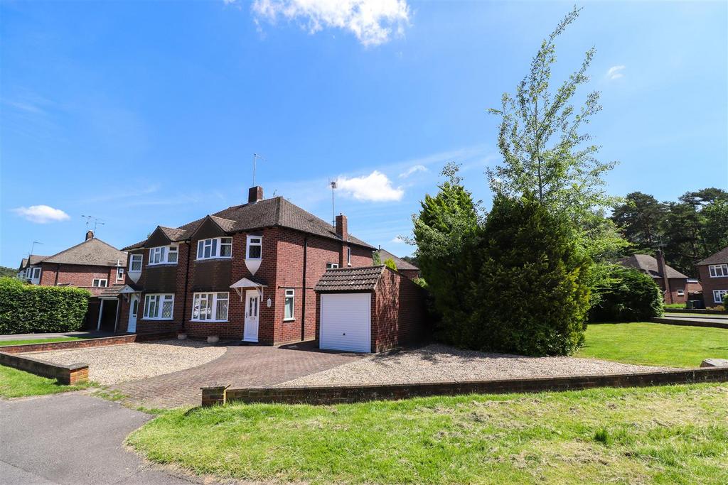 Greenways, Fleet GU52 3 bed house - £500,000