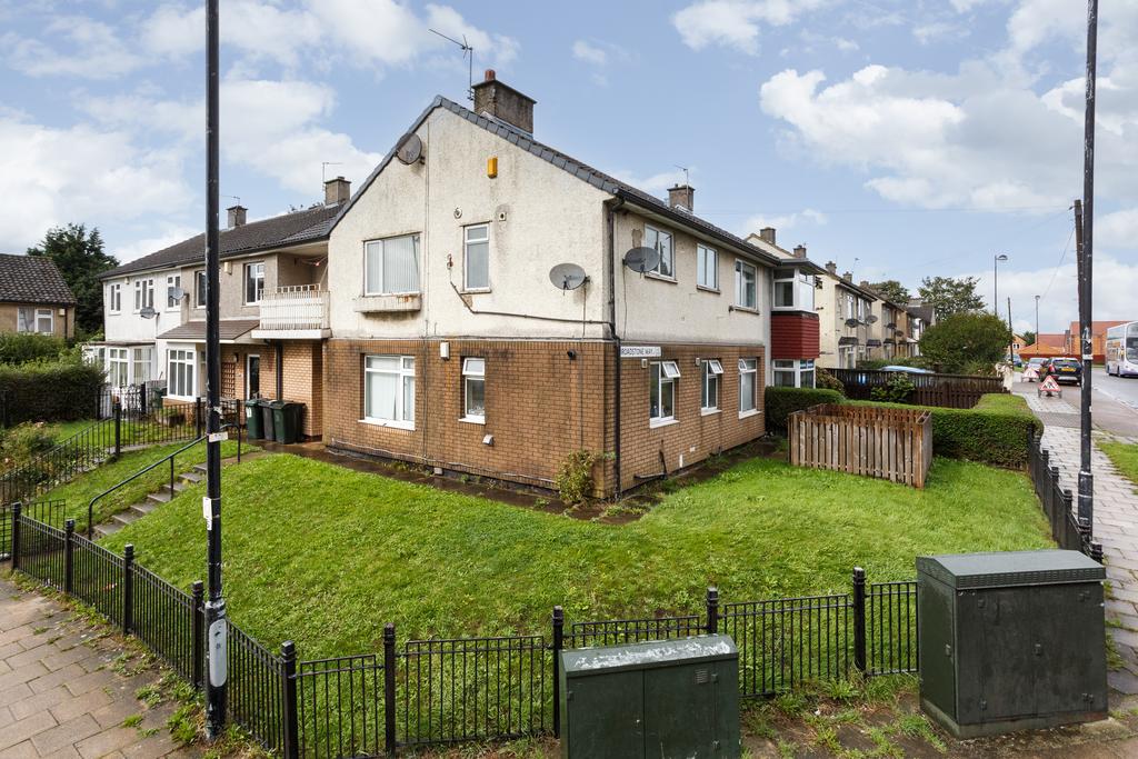 Broadstone Way, Bradford BD4 2 bed flat for sale - £50,000