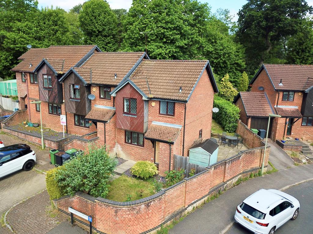 Bagshot GU19 2 bed end of terrace house - £350,000