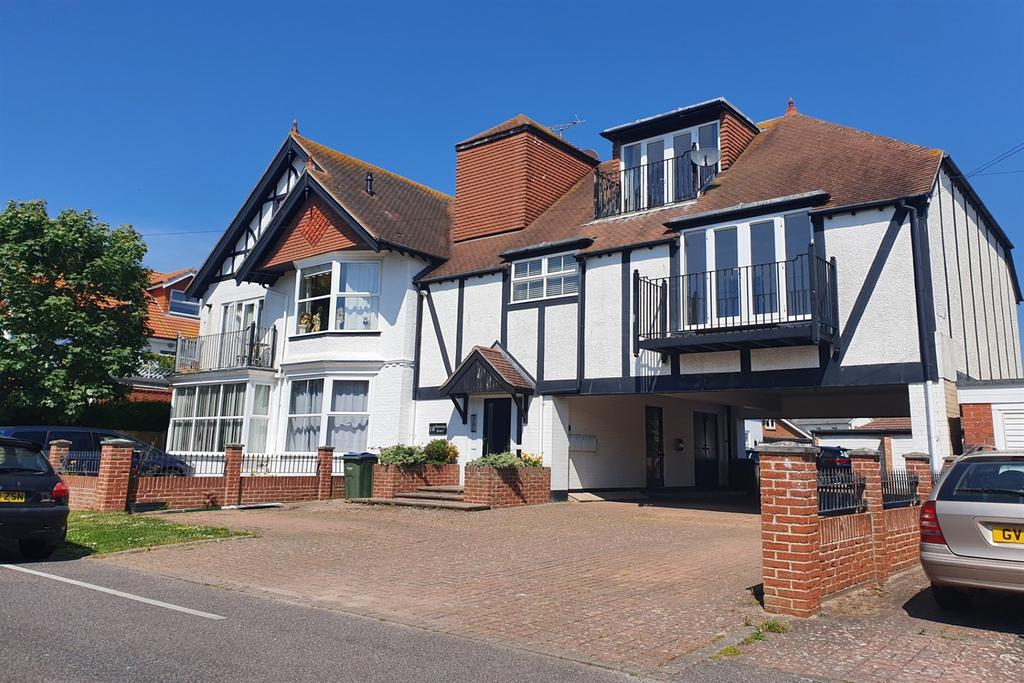 Eversley Court, Aldwick Avenue... 2 bed flat - £1,250 pcm (£288 pw)