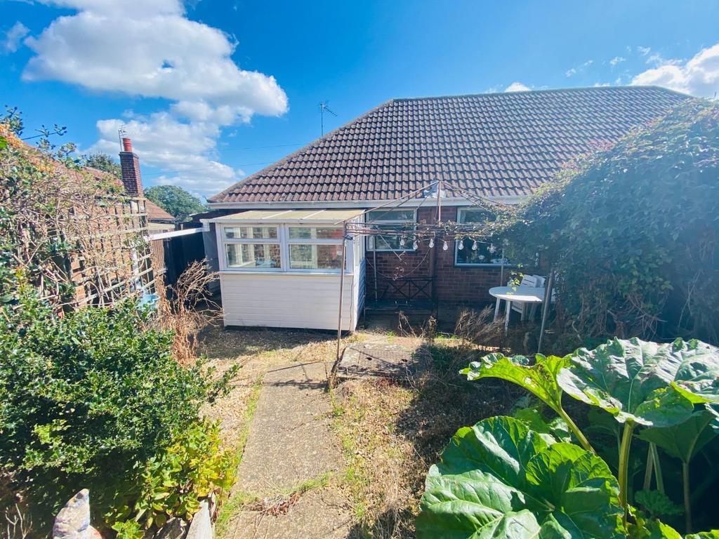 Burford Avenue, Boothville... 2 bed semi-detached bungalow - £1,100 pcm ...
