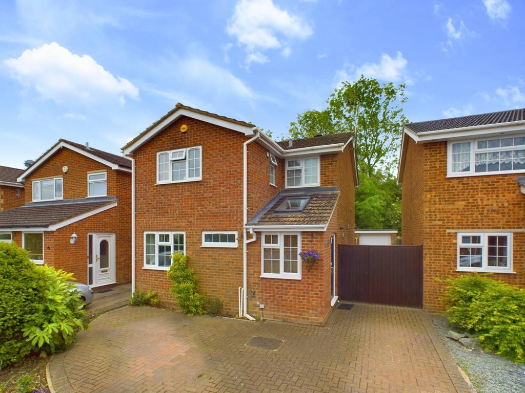 Camberton Road, Linslade, LU7 2UP 3 bed detached house - £465,000