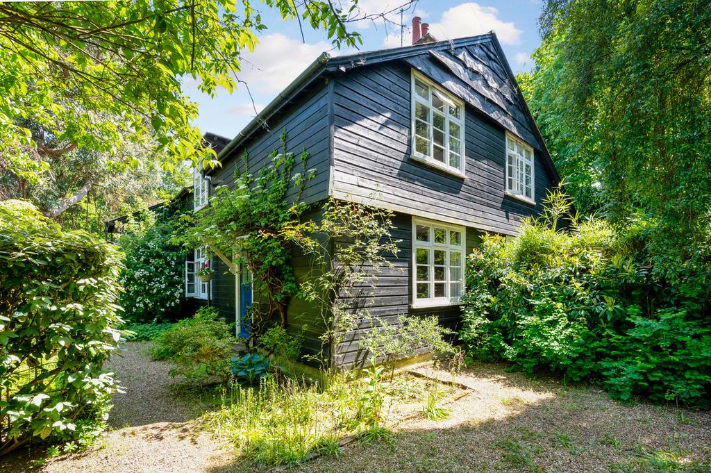 Ellesmere Road, Weybridge, KT13 3 bed semi-detached house - £925,000