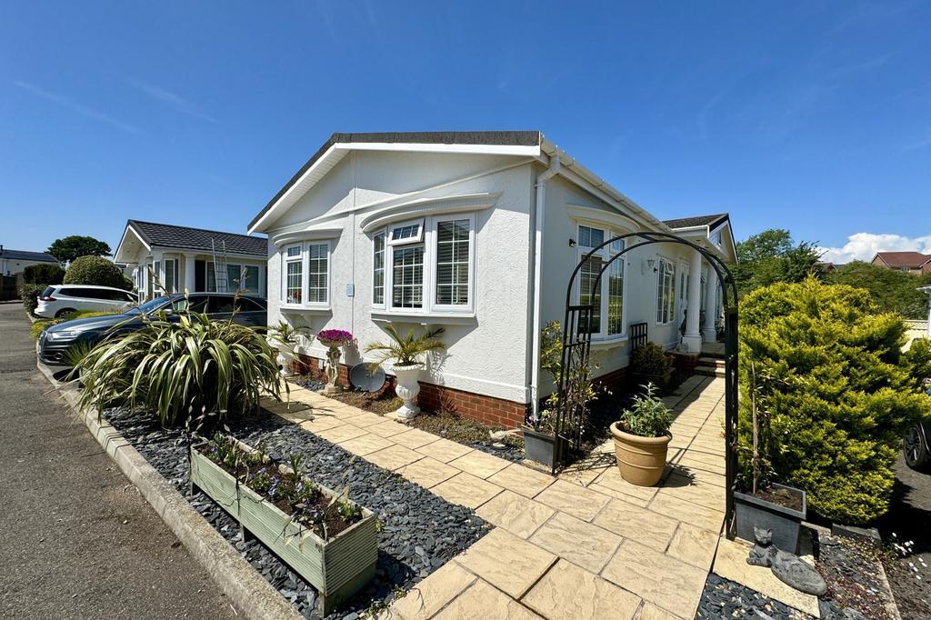 Eastbourne Heights, Oak Tree Lane... 2 bed park home - £225,000