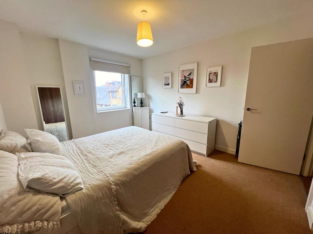 Forge Square, London, London E14 1 bed flat - £1,700 pcm (£392 pw)