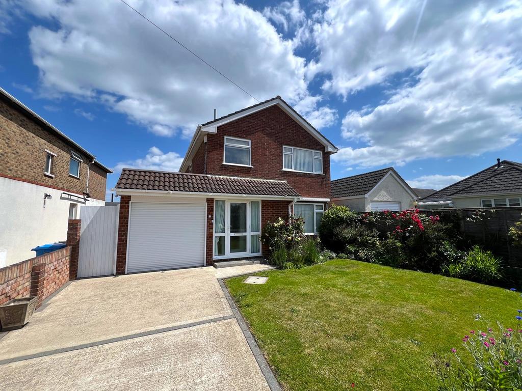 Oakfield Road, Oakdale, Poole, BH15 3 bed detached house - £400,000