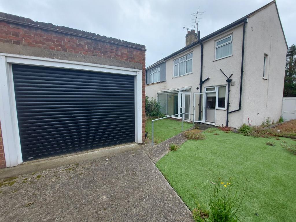 Netley Road, Newbury Park 4 bed property - £2,400 pcm (£554 pw)