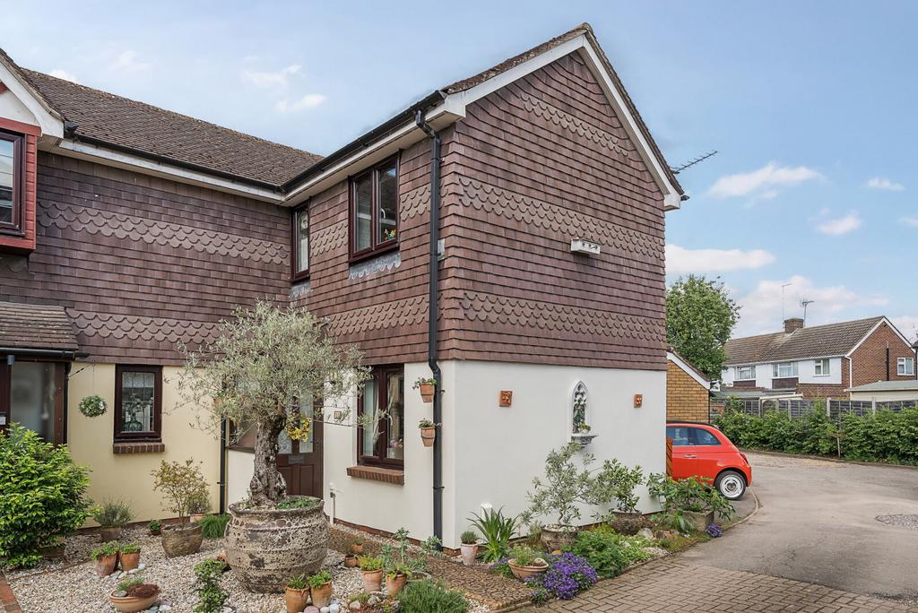 Mitre Close, Shepperton, TW17 2 bed end of terrace house - £450,000