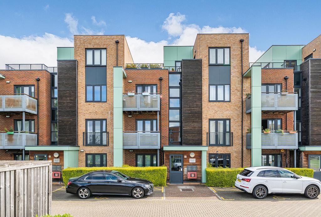 Esquiline Lane, Mitcham CR4 3 bed penthouse for sale - £475,000