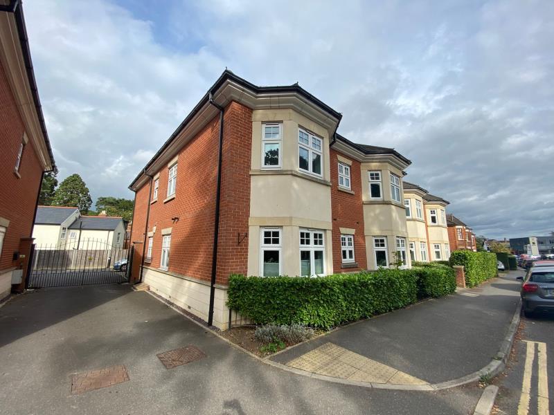 Manor Court, Woking GU22 2 bed apartment to rent - £1,875 pcm (£433 pw)