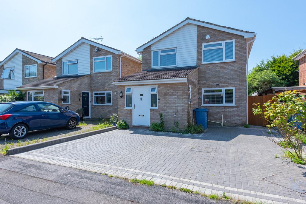Acorn Road, Camberley GU17 4 bed detached house for sale - £485,000