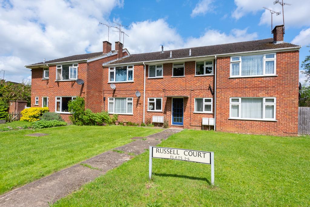 Russell Court, Camberley GU17 2 bed apartment for sale - £235,000