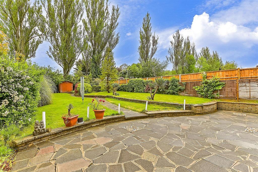 Roundmead Avenue, Loughton, Essex 3 bed detached house - £950,000