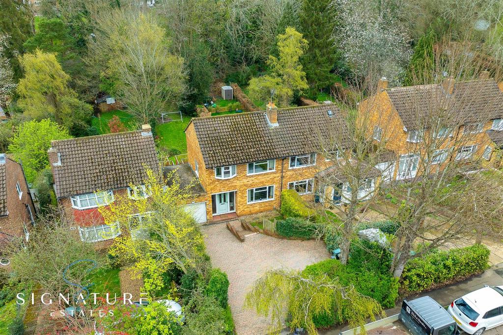Kindersley Way, ABBOTS LANGLEY 3 bed semi-detached house - £570,000