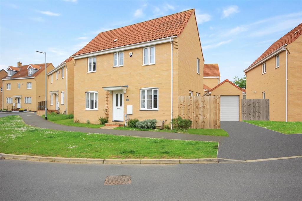 Vicarage Road, Rushden NN10 3 bed detached house - £303,800