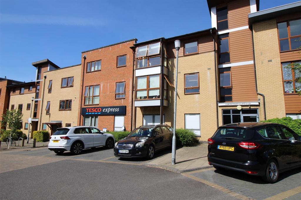 Commonwealth Drive, Crawley, West... 1 bed apartment - £1,250 pcm (£288 pw)