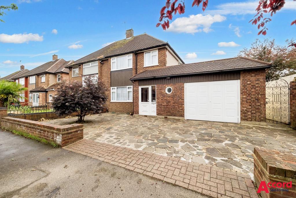 Donald Drive, Romford, RM6 3 bed semi-detached house - £550,000