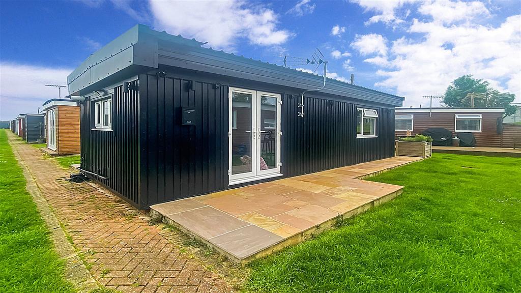 Marine Parade, Sheerness, Kent 1 bed park home for sale - £50,000