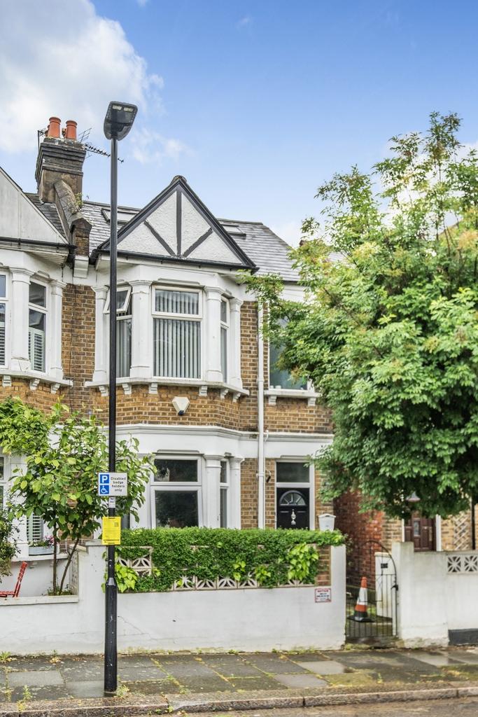 Wells House Road London NW10 3 bed apartment - £2,500 pcm (£577 pw)