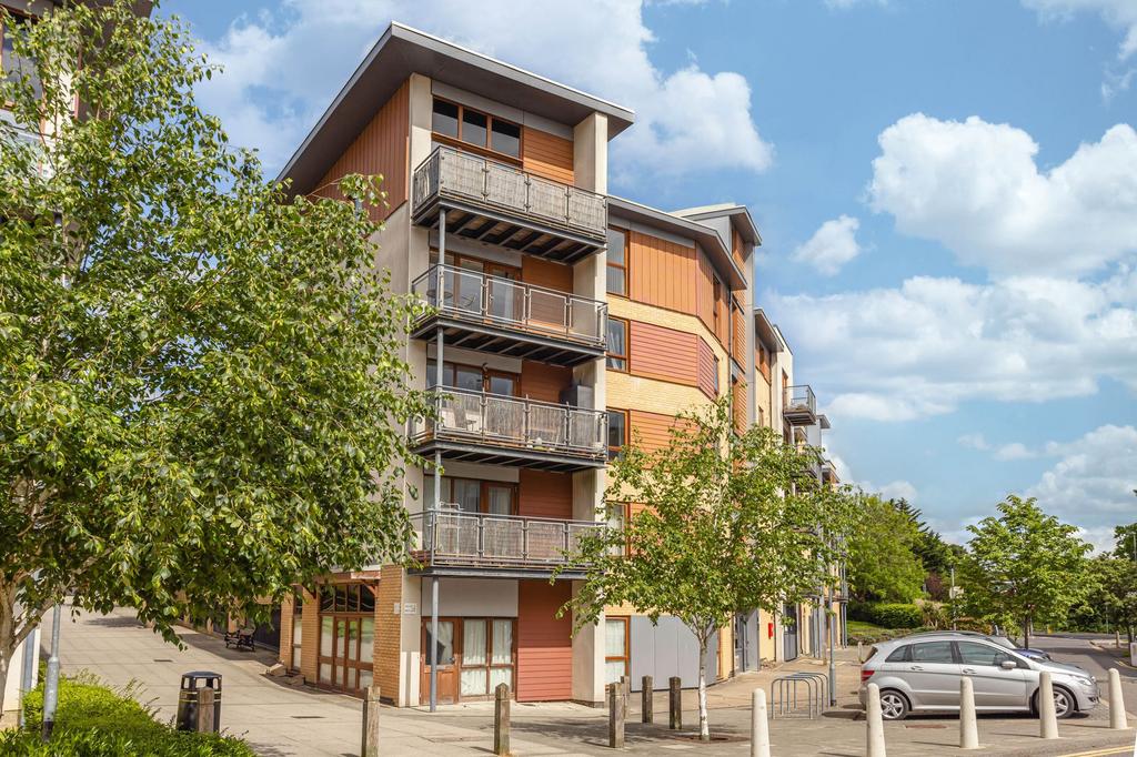 Commonwealth Drive, Crawley RH10 2 bed apartment - £270,000