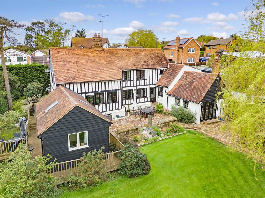 East Hanningfield Road, Rettendon... 6 bed detached house - £1,175,000