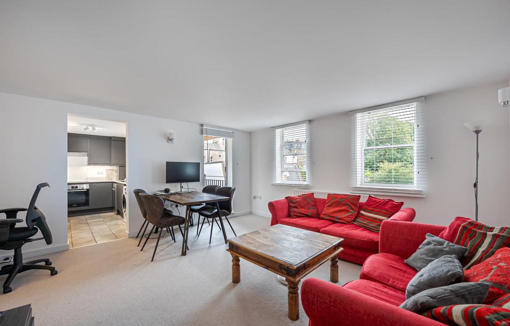 Victoria Rise, London SW4 2 bed apartment - £2,396 pcm (£553 pw)