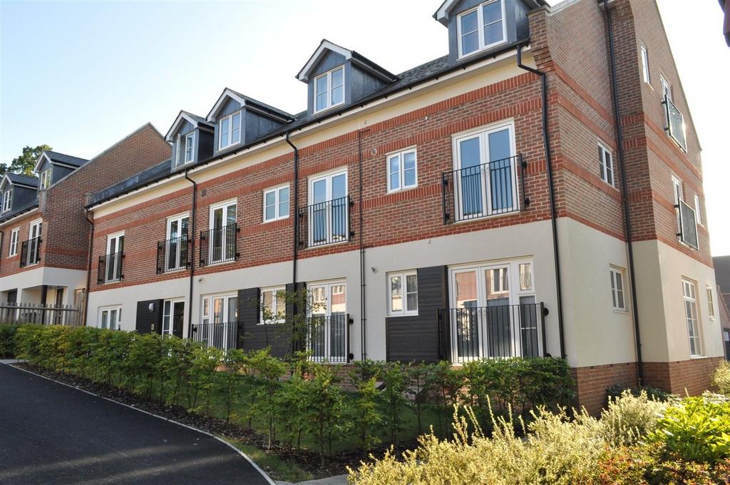 Weatherill Close, Guildford, Surrey, GU1 2 bed apartment - £1,375 pcm ...