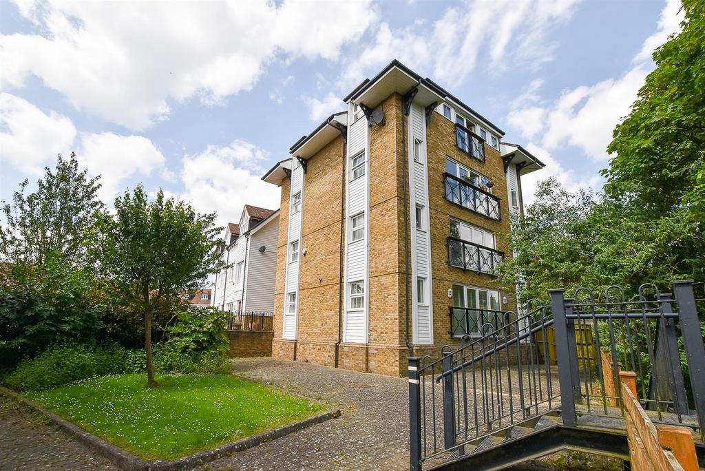 Medway Court, Aylesford 2 bed apartment - £270,000