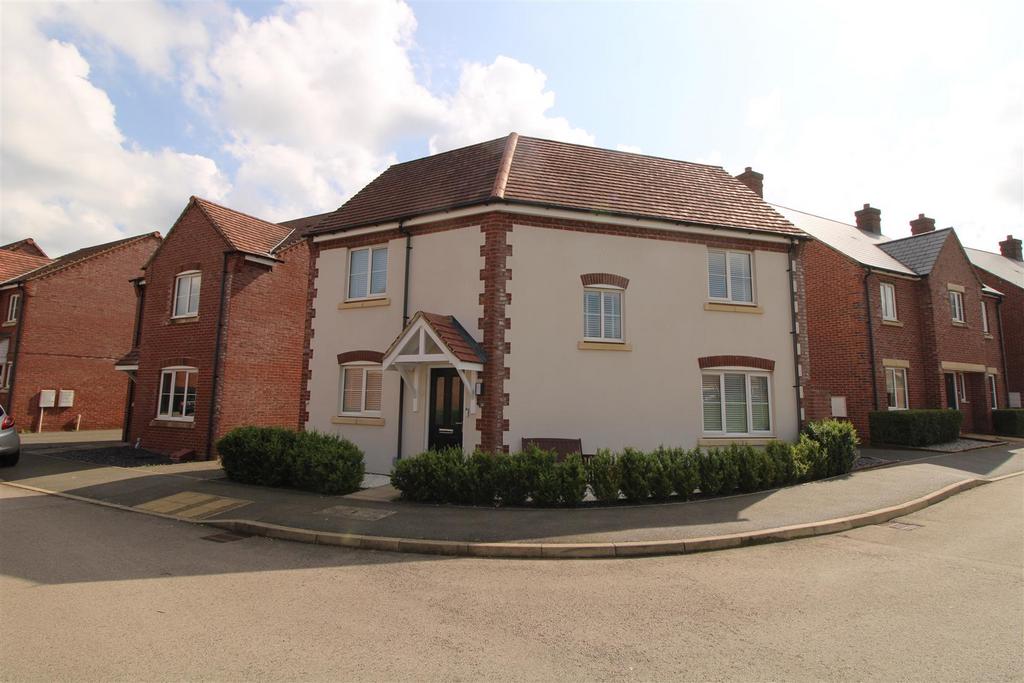 Brampton Grange Drive, Daventry 3 bed house for sale - £300,000