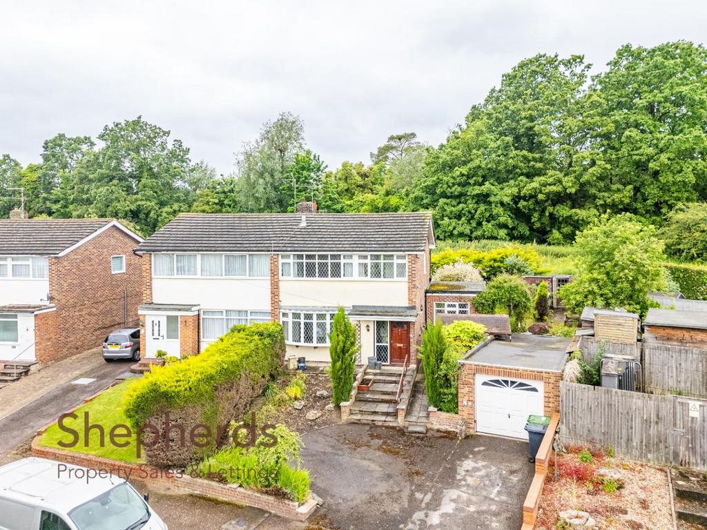 Meadway, Hoddesdon EN11 4 bed semi-detached house - £549,995