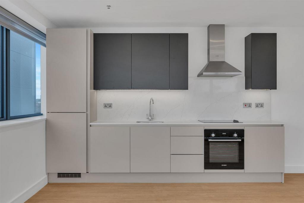 63 Croydon Road, Penge 2 bed flat - £1,700 pcm (£392 pw)