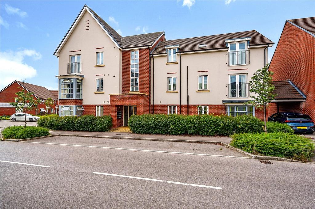 Wokingham, Berkshire RG40 2 bed apartment - £1,450 pcm (£335 pw)