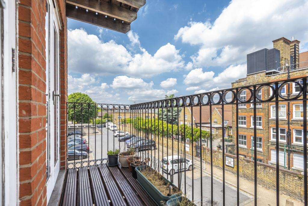 Bolingbroke Walk Battersea SW11 2 bed flat - £2,200 pcm (£508 pw)