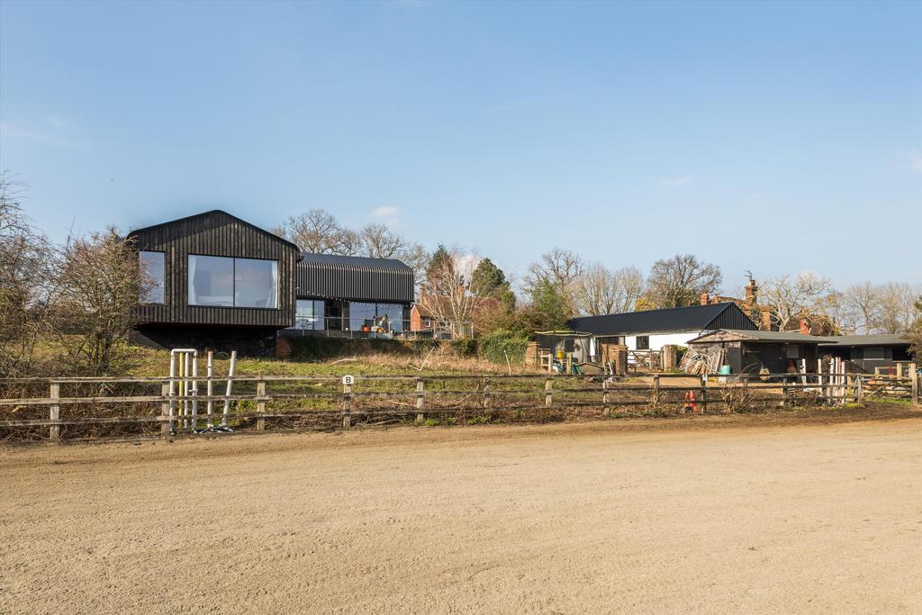 A unique detached barn for sale in... 3 bed barn conversion - £1,895,000